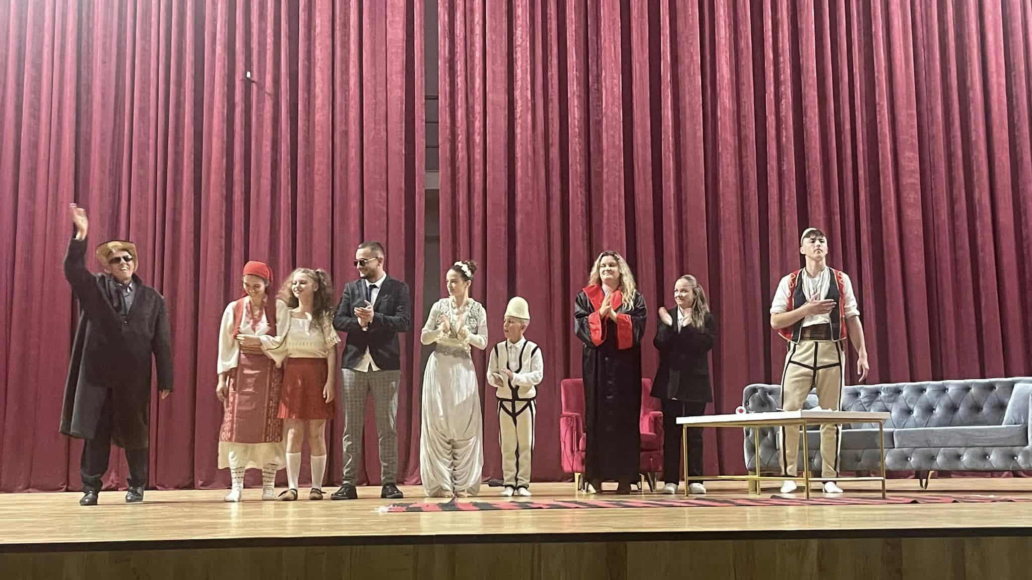 U shfaq komedia "Vëllazëri e interes" - Komuna Hani i Elezit